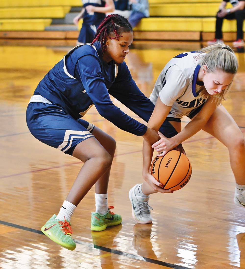 Comets Squeeze Past Pioneers, 48-45 | TownLively
